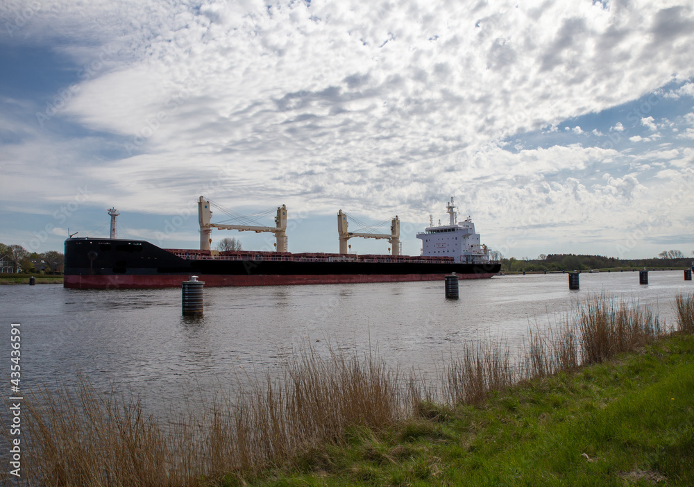 Leeres Containerschiff / Feeder mit Krananlage auf dem Nord-Ostsee ...