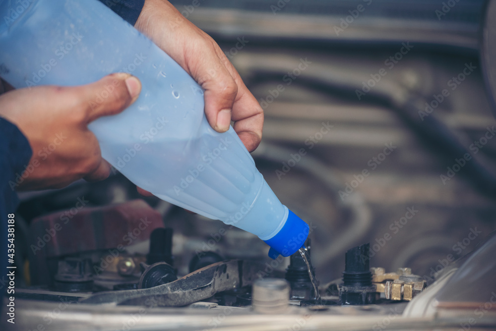 Stockfoto Car Mechanic man hands pouring Deionized purified Distilled ...