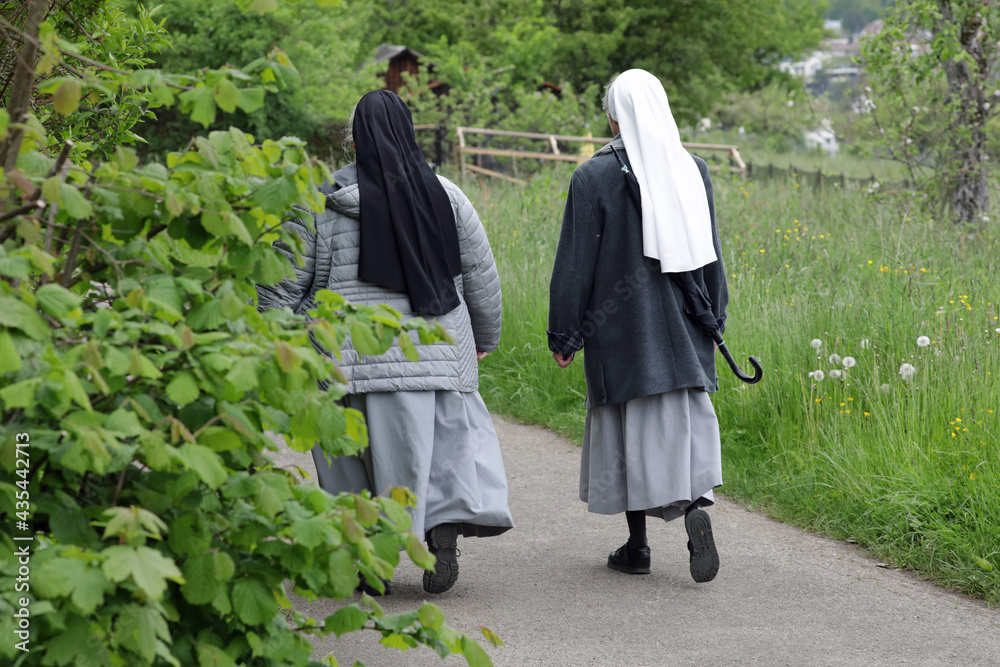 zwei nonnen bei einem spaziergang in der natur Stock Photo | Adobe Stock