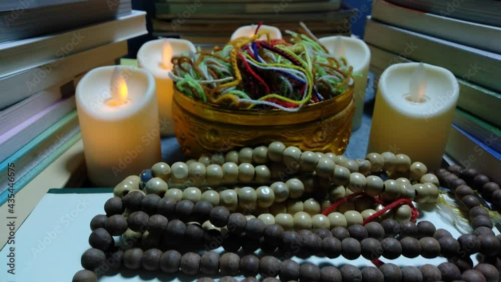 Vidéo Stock Yellow candlelight was swaying amid the surrounding prayer ...