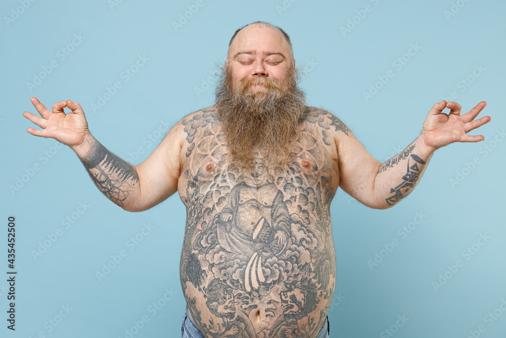 Foto de Young fat pudge obese chubby overweight blue-eyed bearded man ...