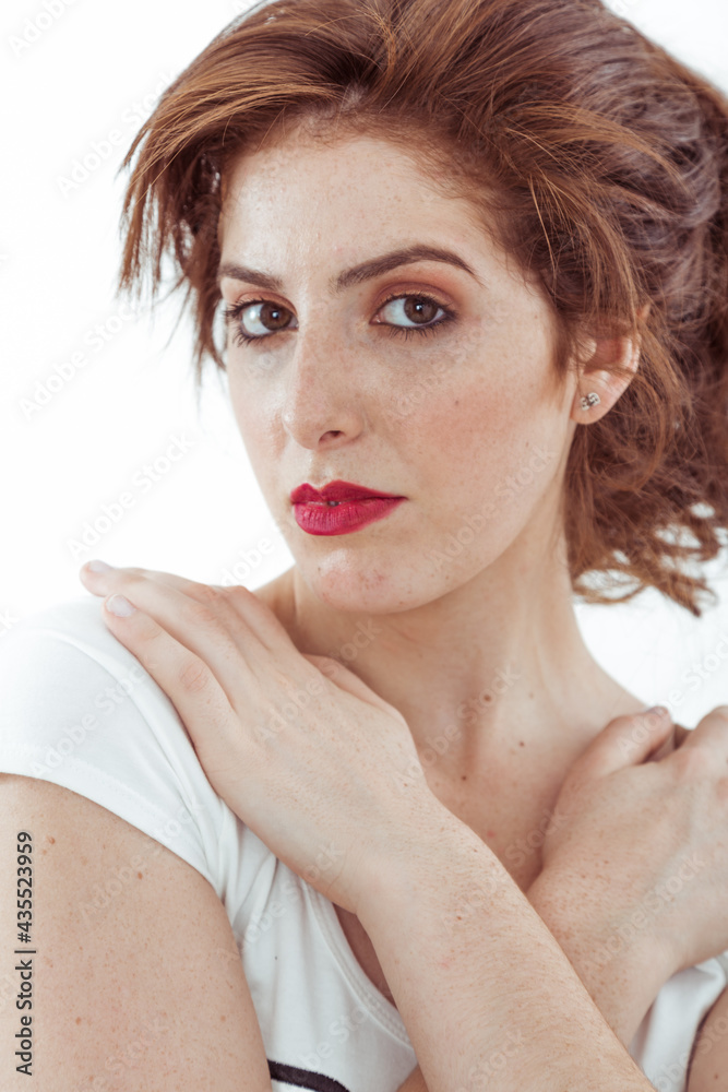 plano cerrado mujer joven posa sexy con labios pintados de rojo Stock ...