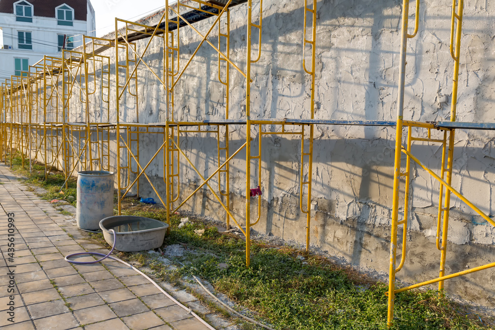 Stockfoto Extensive scaffolding providing platforms for work in ...