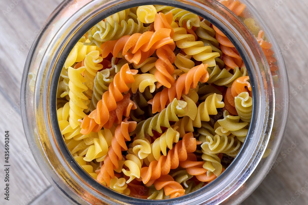 Foto de A portrait of a glass pot, jar or bowl full of spirelli in ...