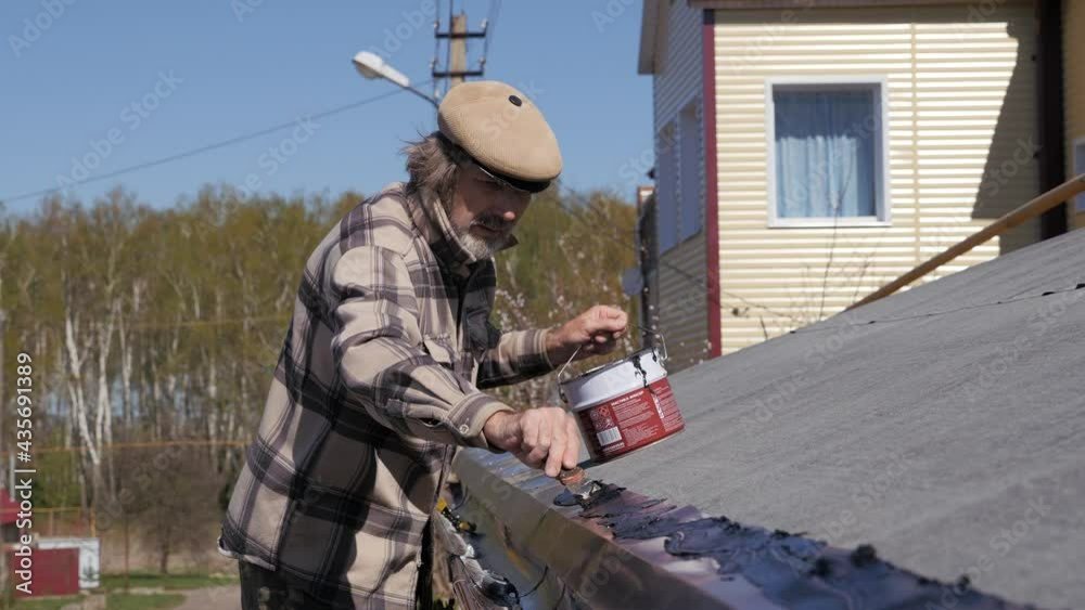 Smearing of seams with bituminous mastic. Preparation for laying a soft ...