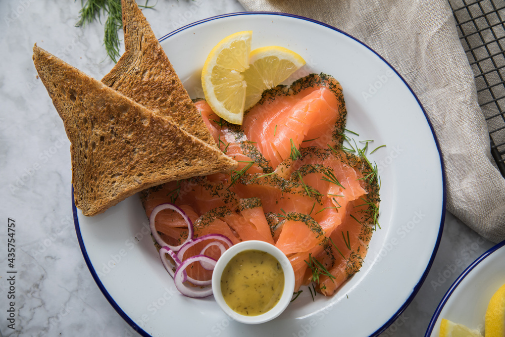 Gravlax Graved Lachs, ein roh gebeizter Fisch mit Dill auf Emaille ...