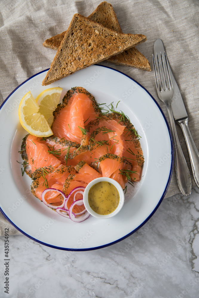 Fotografia do Stock: Gravlax Graved Lachs, ein roh gebeizter Fisch mit ...