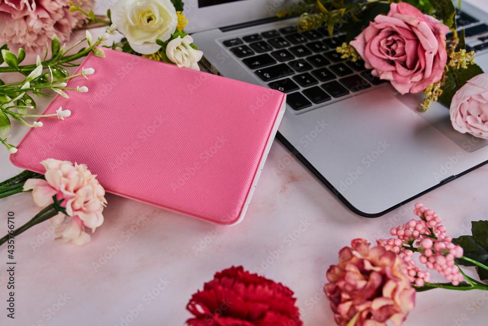 Computadora portátil con un álbum de fotos de color rosa, concepto ...