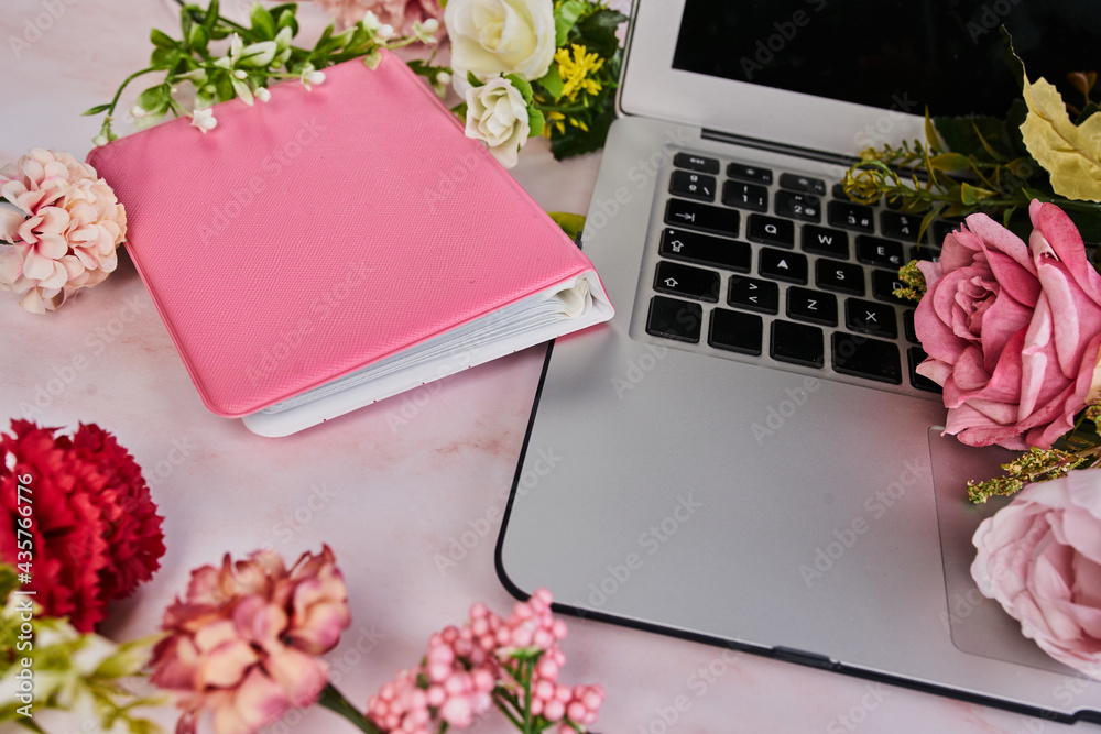 Computadora portátil con un álbum de fotos de color rosa, concepto ...