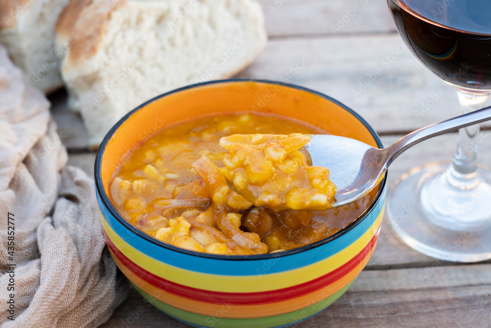 Foto de Comida a base de vegetales, carne y embutidos típica de ...