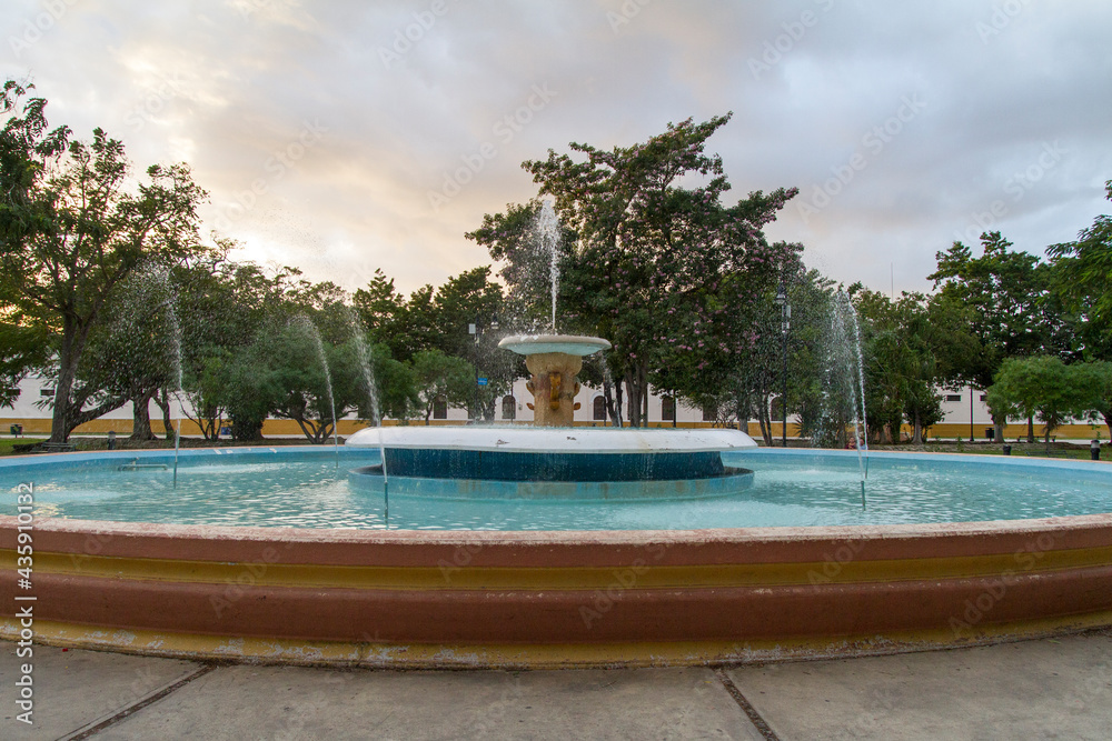 Parque con Fuente en la ciudad de Merida, estado y peninsula de Yucatan ...
