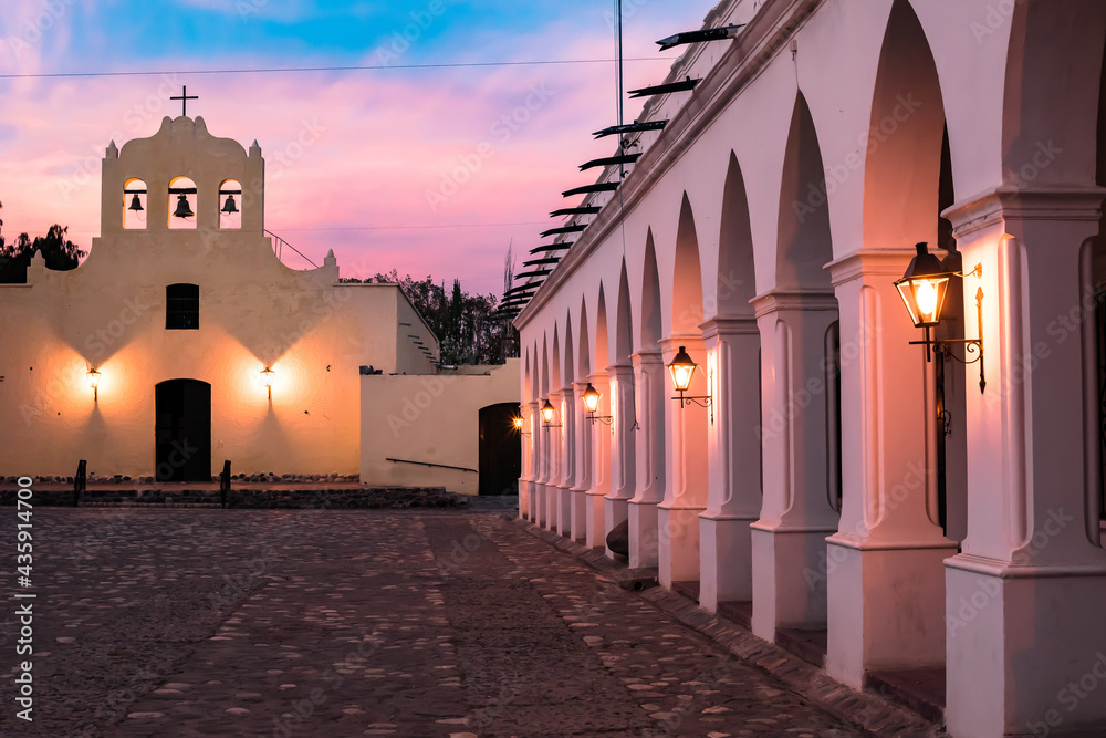 Atardecer colorido en el pueblo de Cachi, en la Provincia de Salta ...