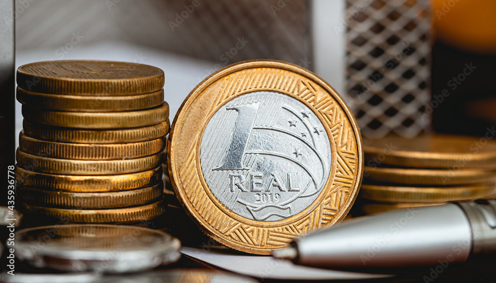Foto de Dinheiro, Real, Brasil. Moedas do Brasil sobre uma mesa de ...