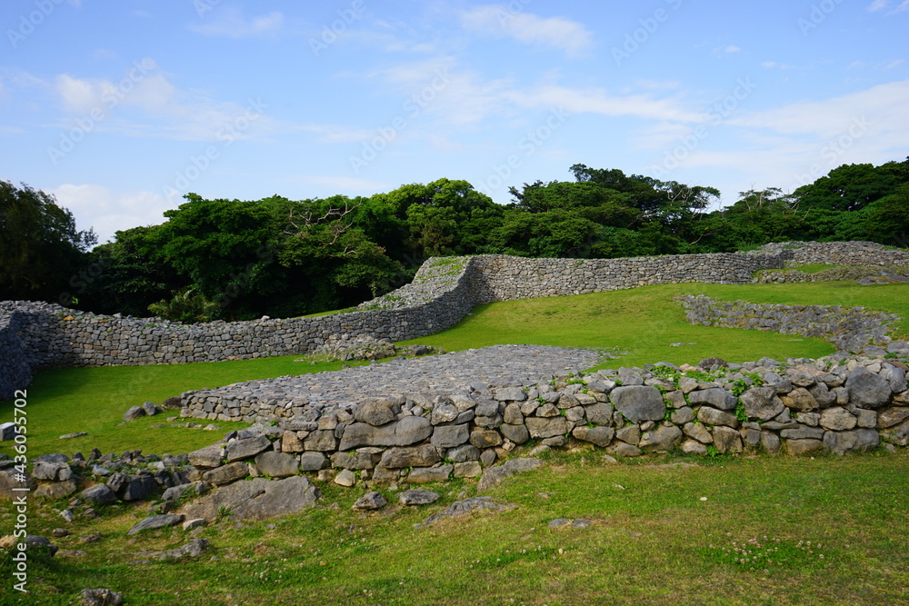 Foto de Green field and stone wall at Nakijinjo castle ruins in Okinawa ...