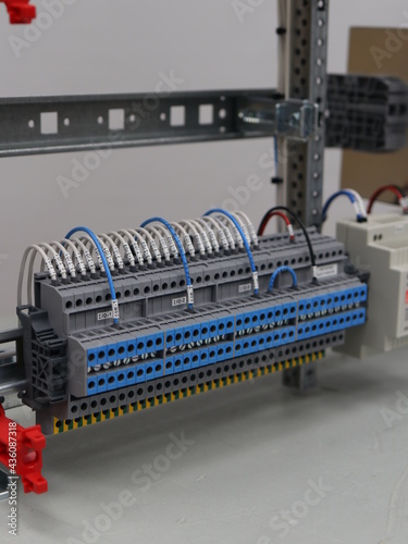 3-level electrical terminals for connecting loads in the electrical ...