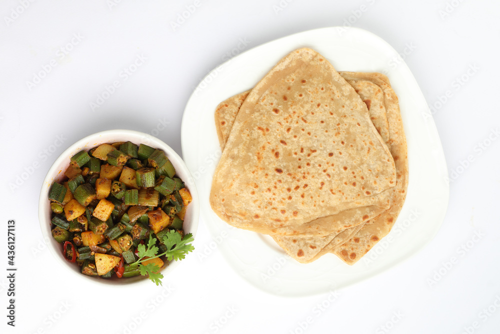 Foto de Indian style Masala Sabji OR Sabzi of fried Bhindi OR Aloo ...