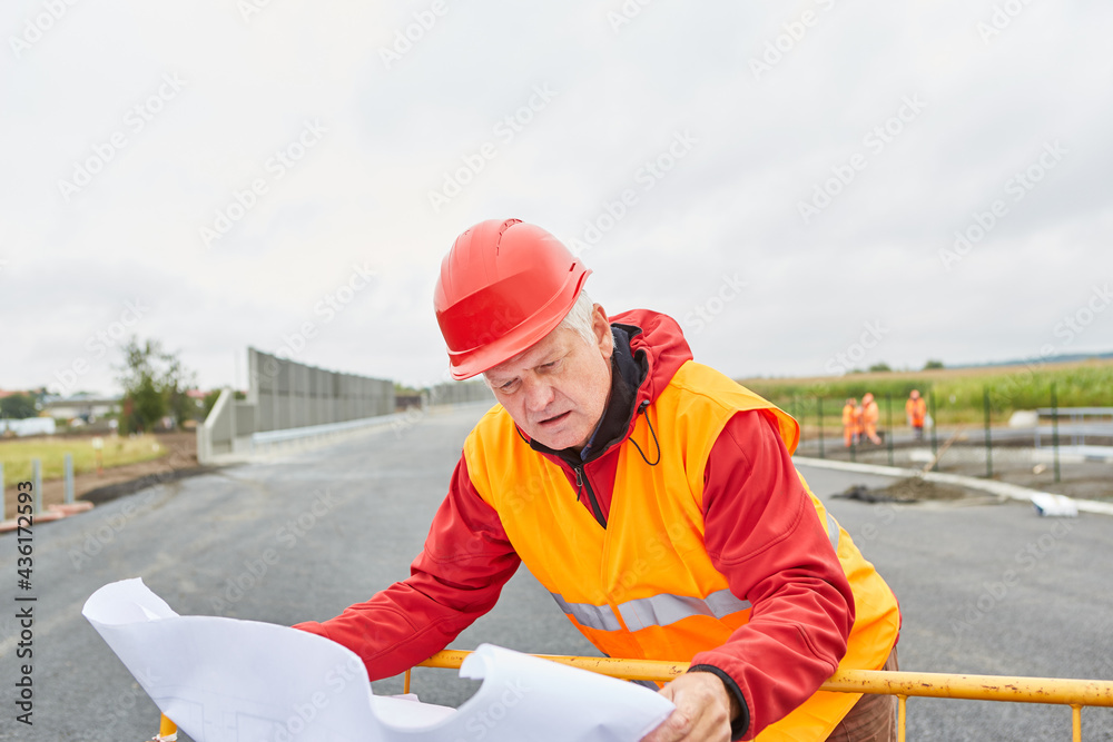 Straßenbauer mit Lageplan auf der Baustelle Stock Photo | Adobe Stock
