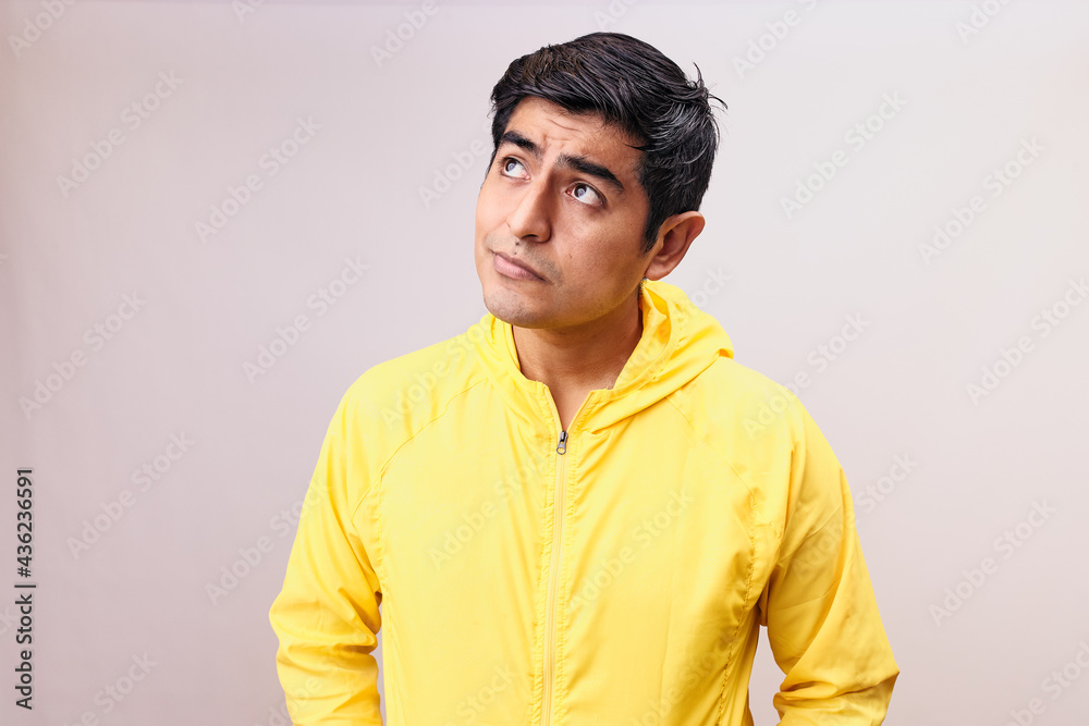 Hombre joven pensando. Modelo aislado en fondo blanco con casaca ...