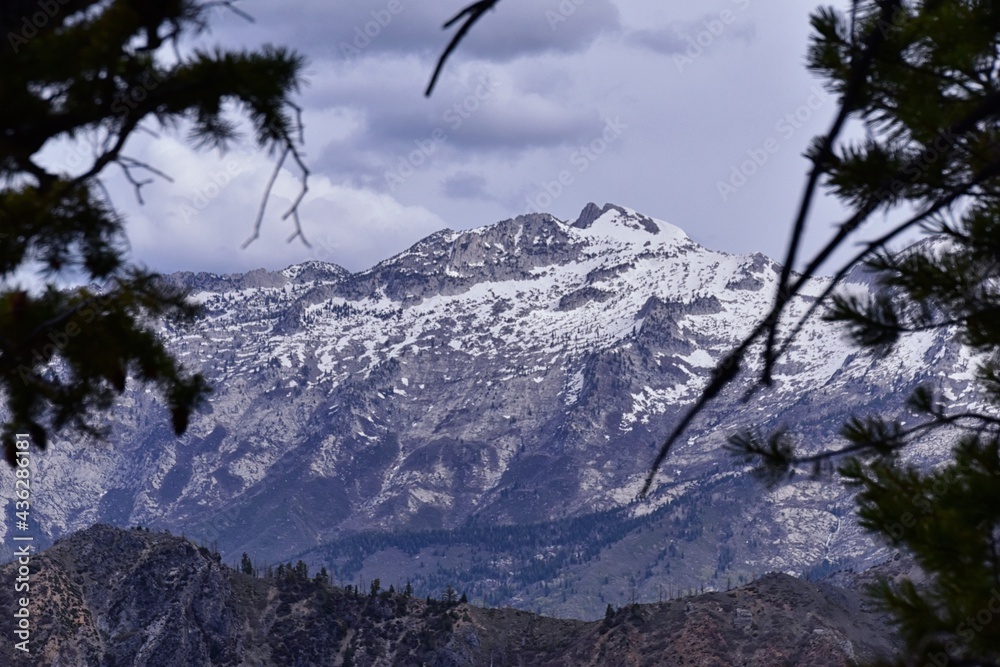 Foto de Lone Peak landscape view spring from Mount Mahogany trail ...
