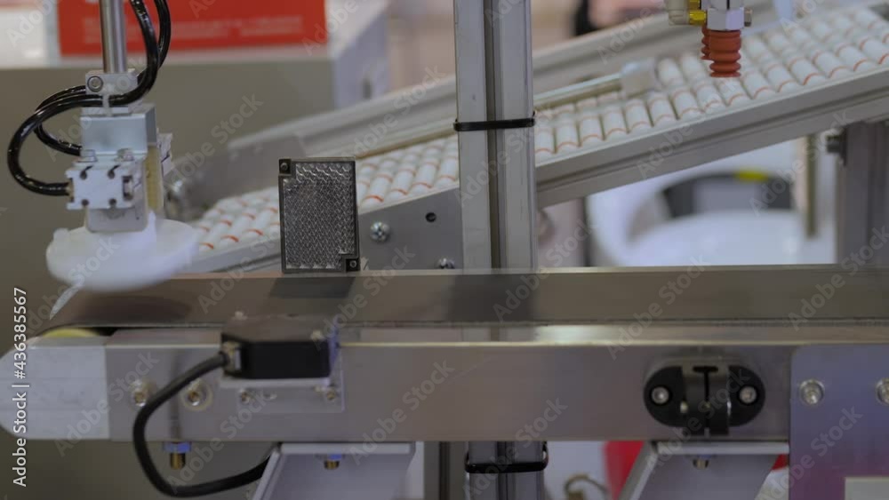 Vidéo Stock Pick and place robotic arm manipulator moving plastic ...
