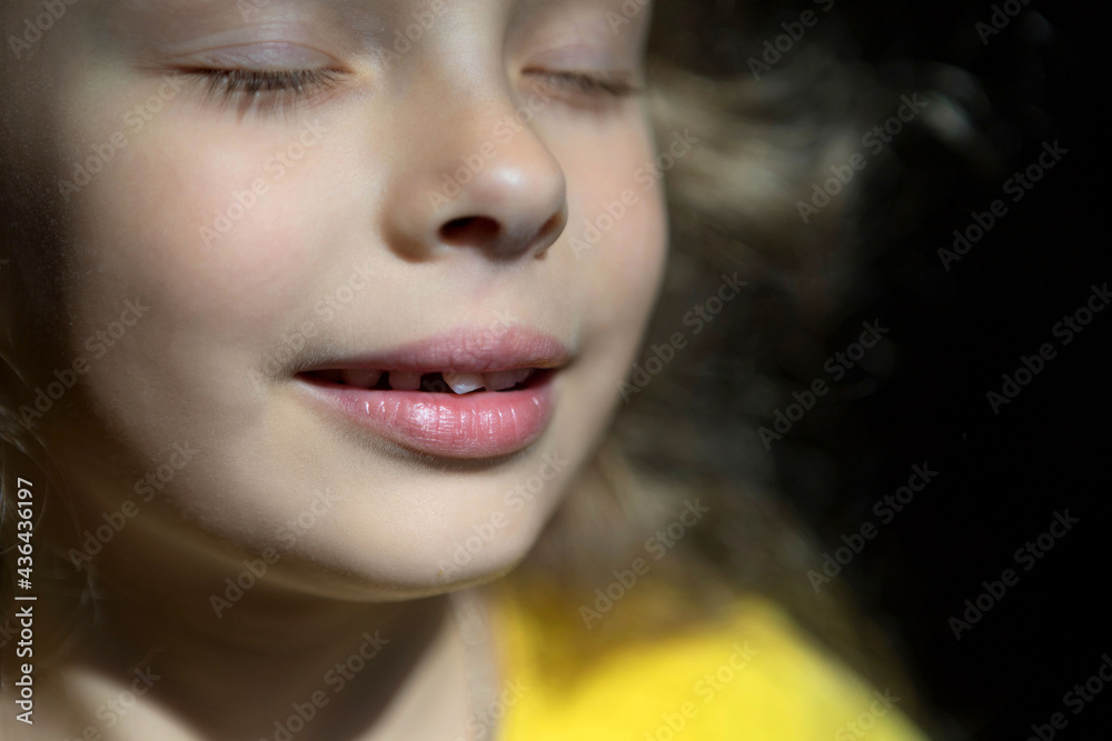 Change of baby teeth to molars.The baby tooth is on the verge of ...