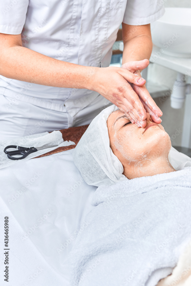skin care. the doctor prepares the patient for the procedure Stock ...