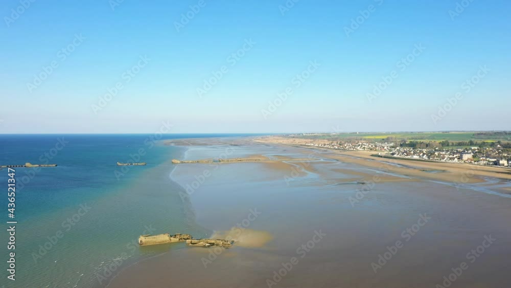 La plage du débarquement de Gold Beach à Asnelles avec la campagne ...