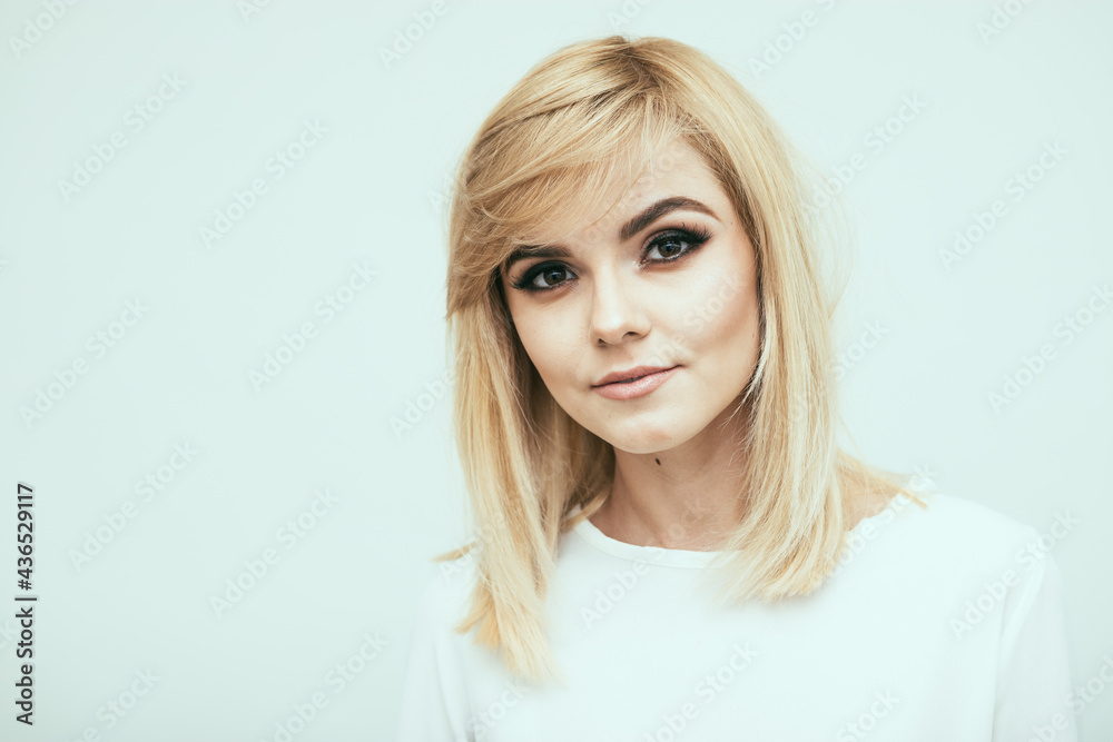 Modelo con fondo blanco para editorial de cabello. Stock Photo | Adobe ...