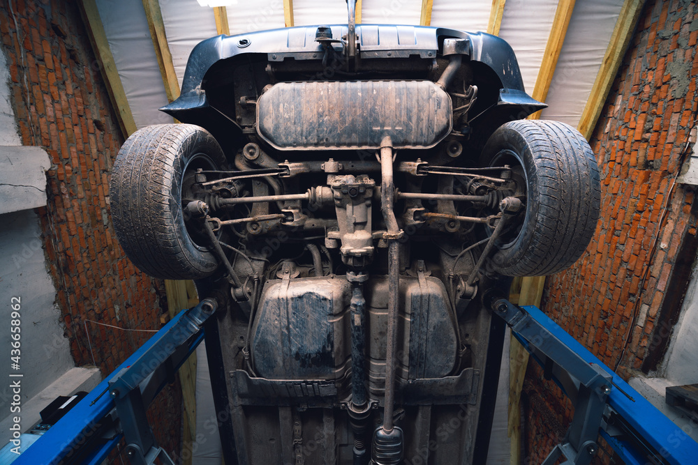 Fotografia do Stock: Car underbody front enginee wheels drives ...