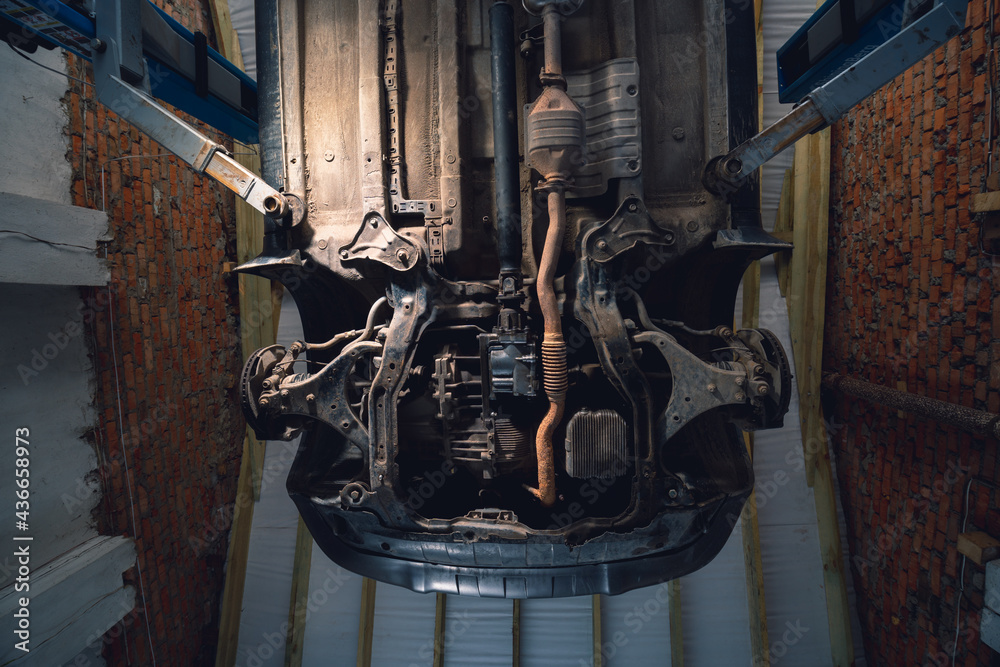 Foto de Car underbody front enginee wheels drives suspension radiator ...