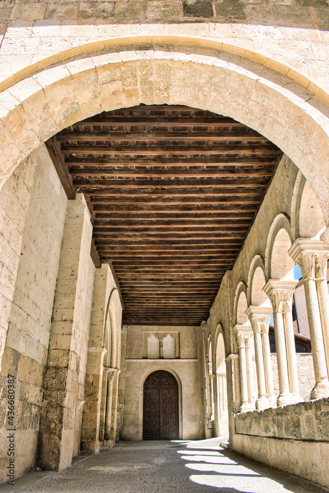 Pórtico y columnata de estilo románico siglo XII en la iglesia de la ...