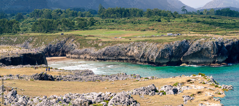 Paisaje panorámico de los Bufones de Pría en Asturias, España, verano ...