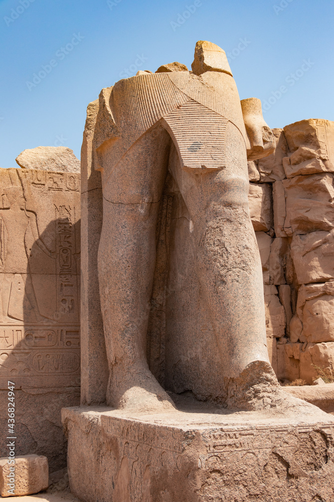 Foto de Legs of a destroyed statue in the ancient Egyptian city of ...