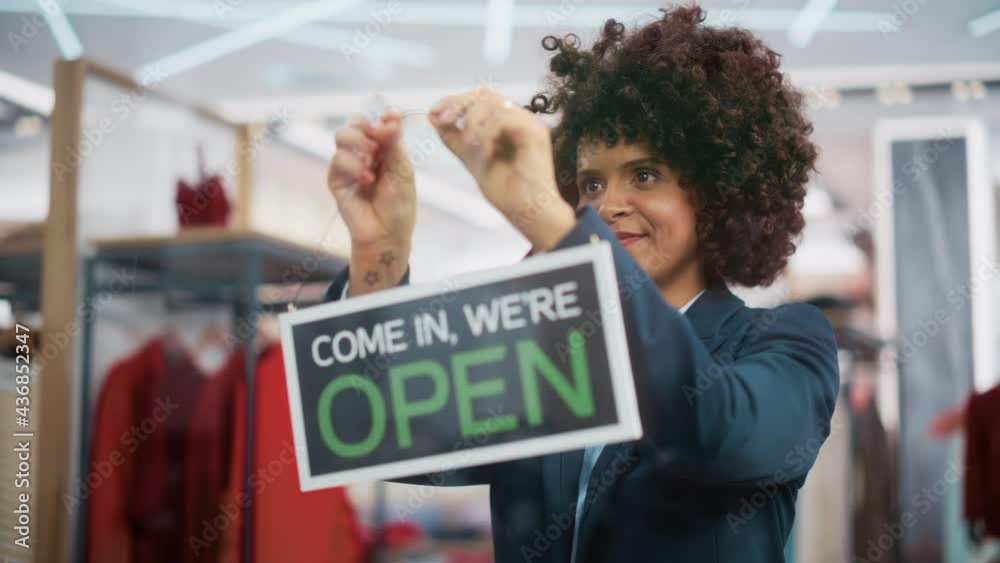 Vidéo Stock Stylish African American Clothing Shop Manager Changes ...