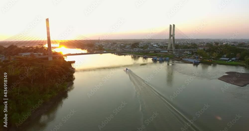Vidéo Stock Atardecer en el Rio napo sobre el puente Majestuoso Rio ...