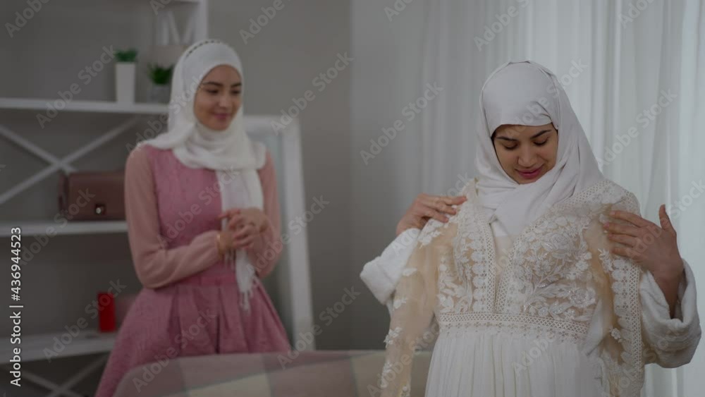 Vidéo Stock Medium shot of beautiful happy Middle Eastern bride in ...