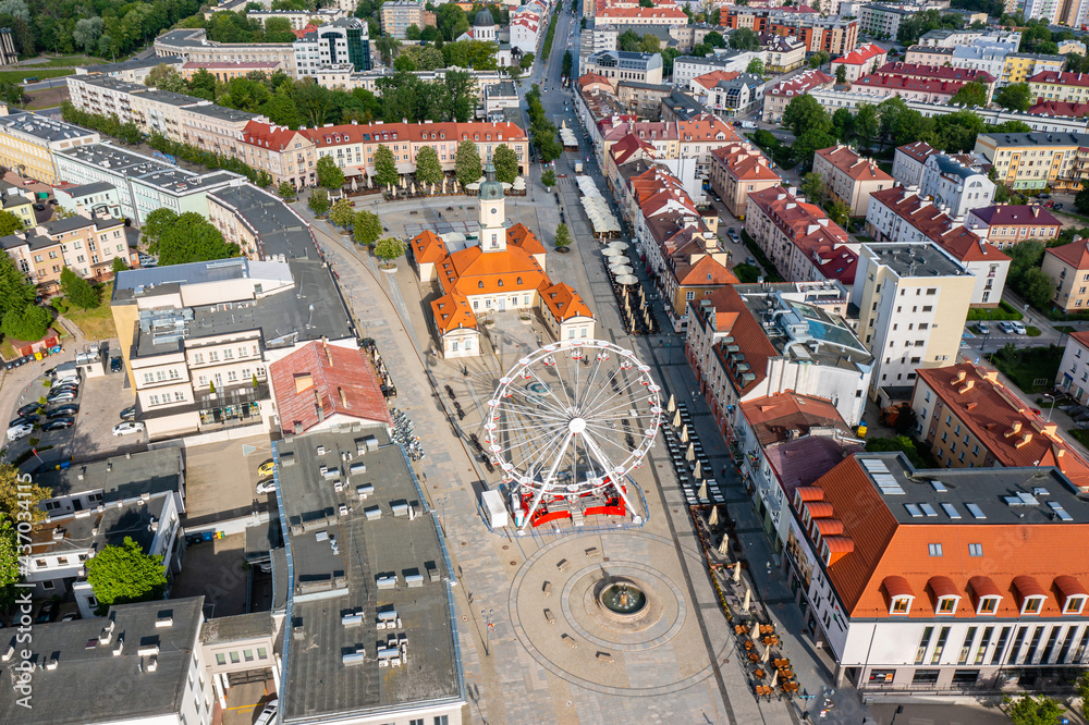 Białystok, widok z lotu ptaka na Ratusz, Rynek Kościuszki i koło ...
