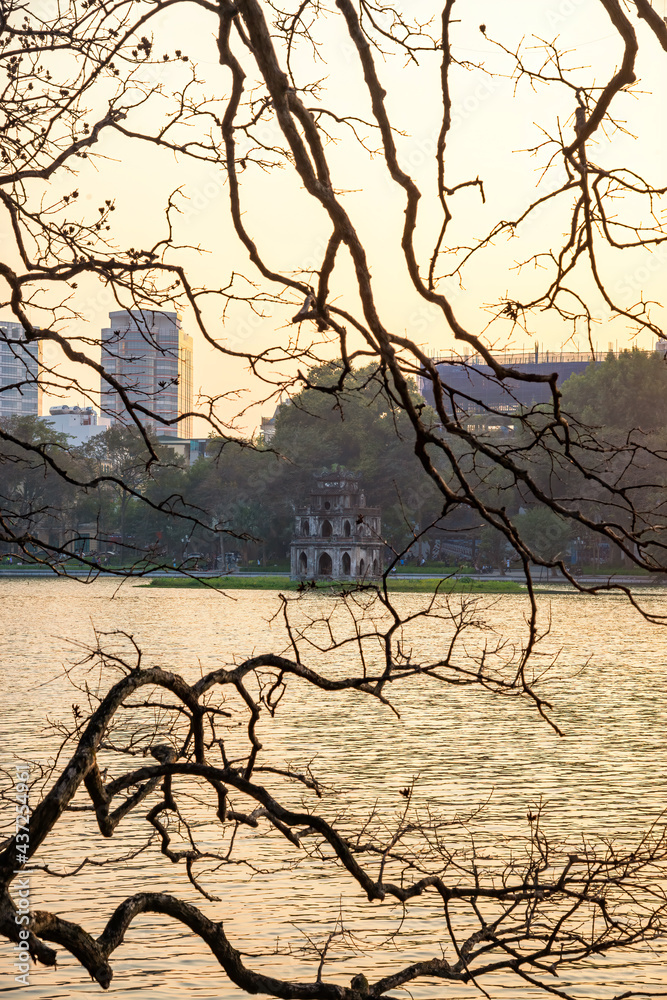 Foto de Turtle Tower, the symbol of Vietnam, at twilight period at Hoan ...