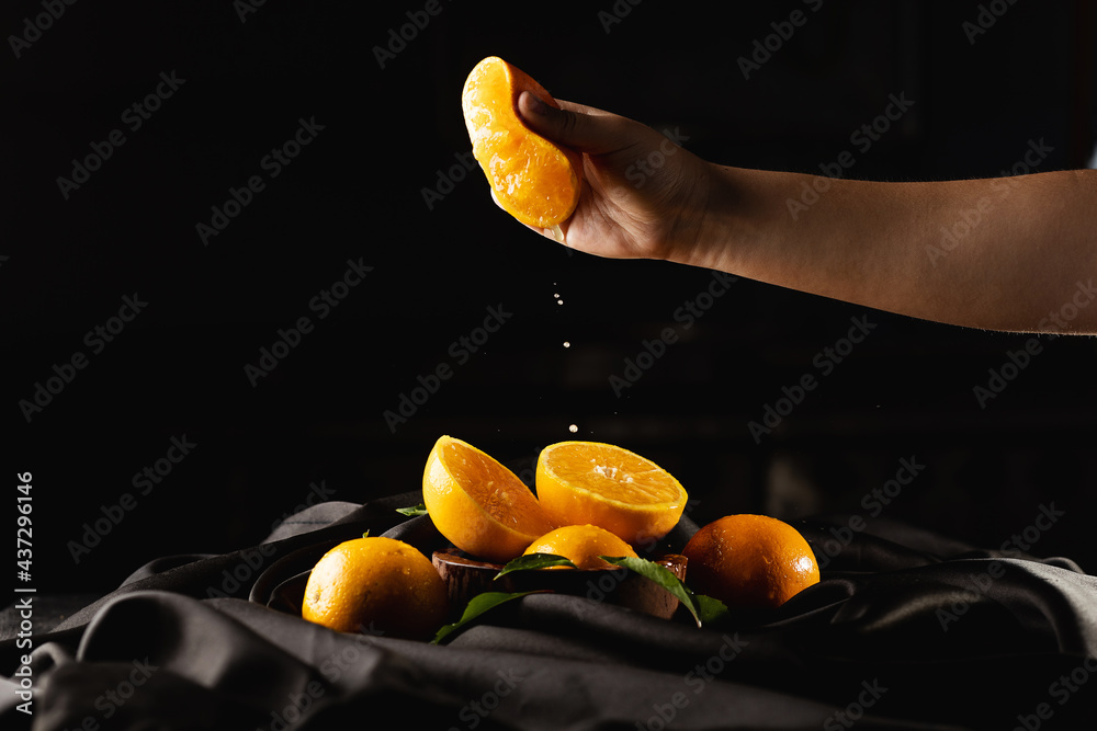 Foto Stock Naranjas cortadas a la mitad preparadas y listas para comer ...