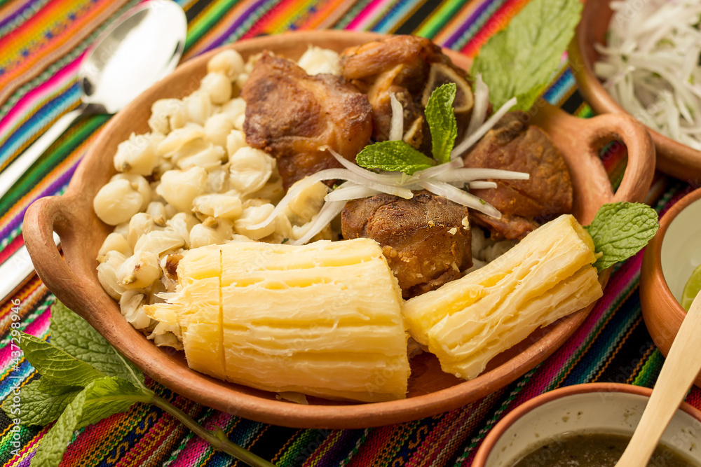 chicharrón de chanco con mote peruano vista frontal en fondo de manto ...