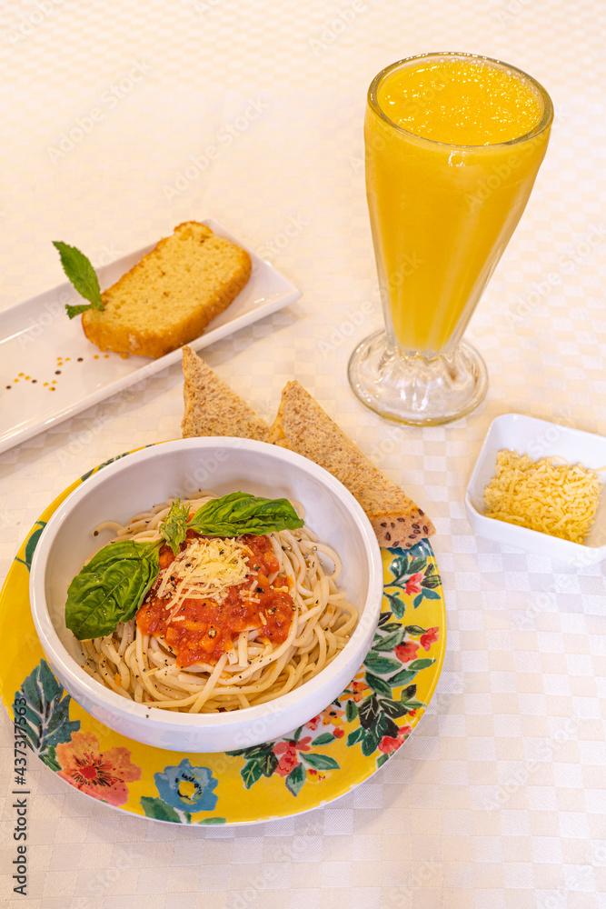 comida deliciosa, fideos, pasta, pizza, sandwich cafeteria, con jugo ...