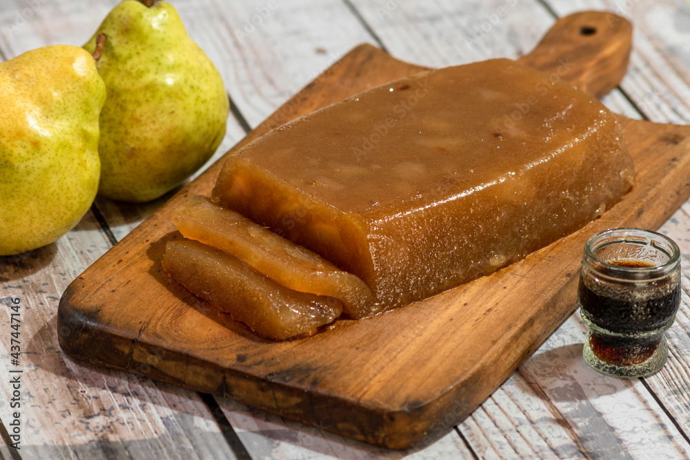 Foto de Barra dulce de pera con dos peras y un recipiente con esencia ...