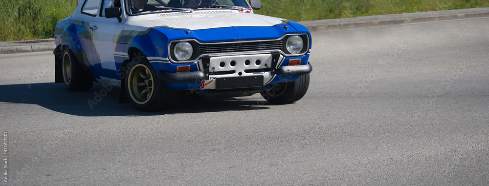 Carro antigo personalizado com alterações desportivas de tunning ...