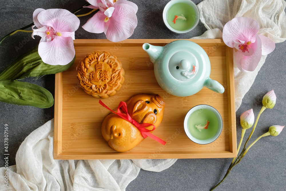 Traditional Chinese mooncakes eaten during Mid-Autumn Festival / Round ...