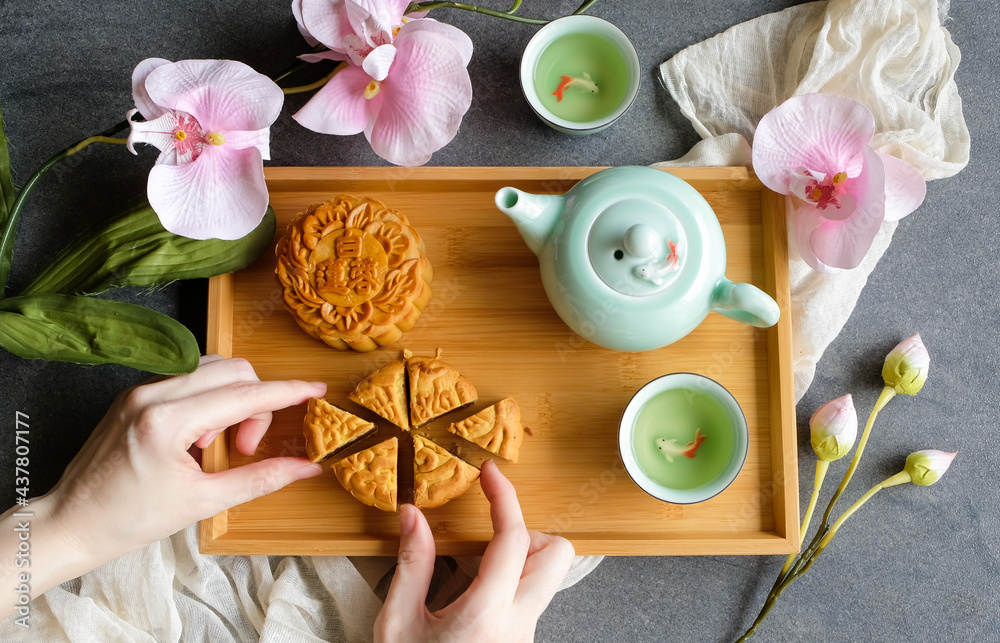 Popular Chinese pastries eaten during Mid-Autumn Festival / Traditional ...
