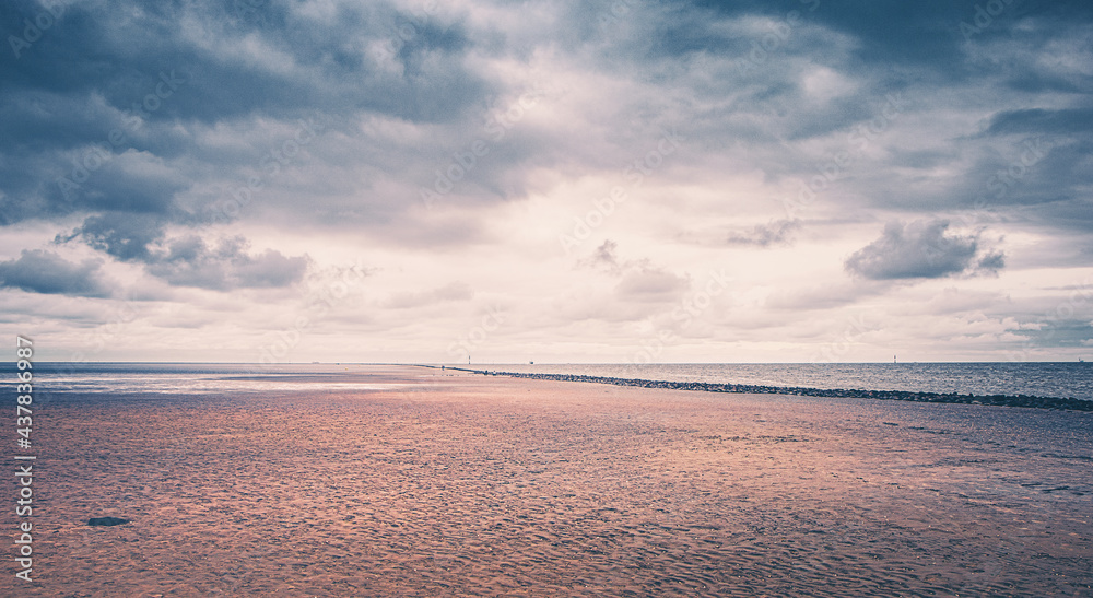Foto Stock Wolken Strand von Cuxhaven an der deutschen Nordseeküste mit ...