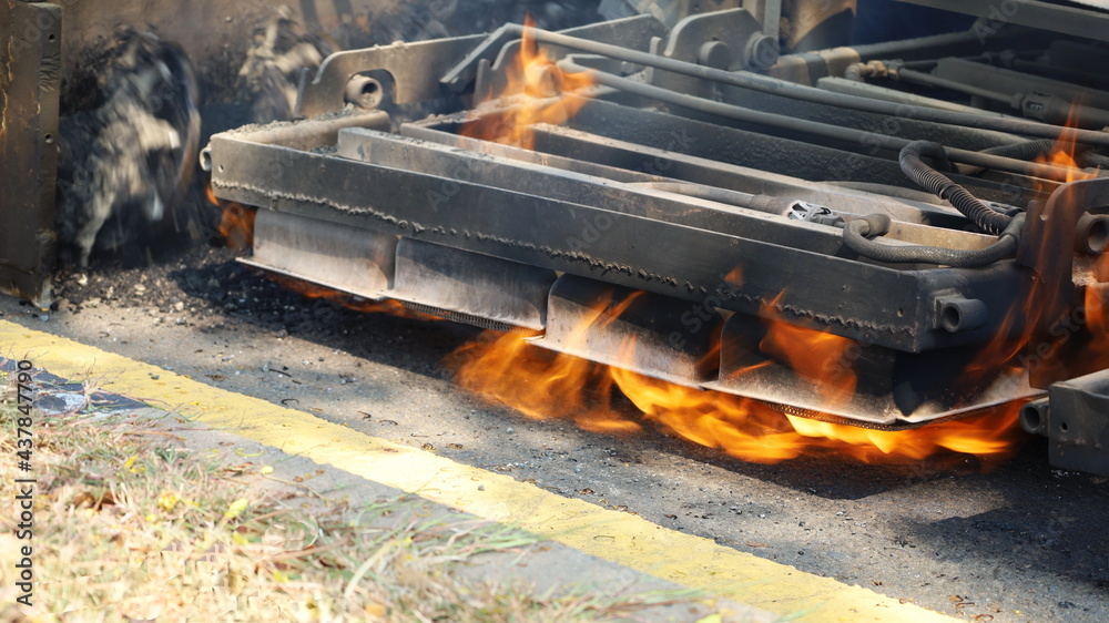 Foto de Hot recycling machines on the highway. Infrared heating panels ...