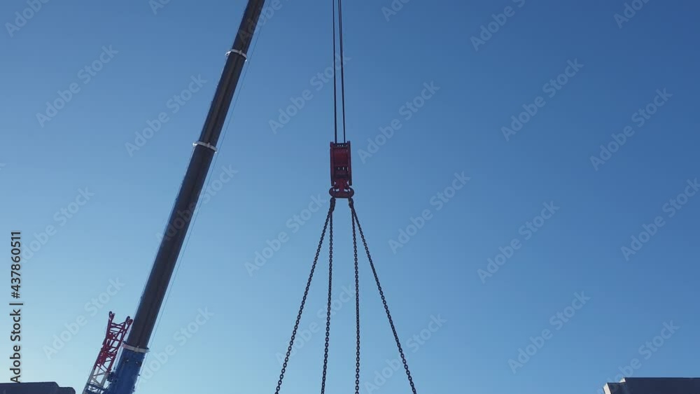 Crane lifts heavy wall panel for building house. Tilt down vídeo do ...