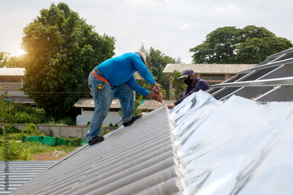 Zdjęcie Stock: Construction worker wearing safety harness belt during ...