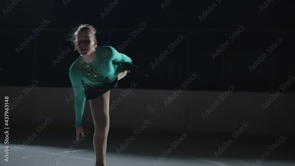 Vidéo Stock medium shot in slow motion, a young sportswoman prepares to ...